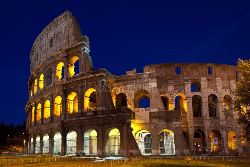 Colosseum in Una Notte Di Estate a Roma, Italia Fotografia Stock ...