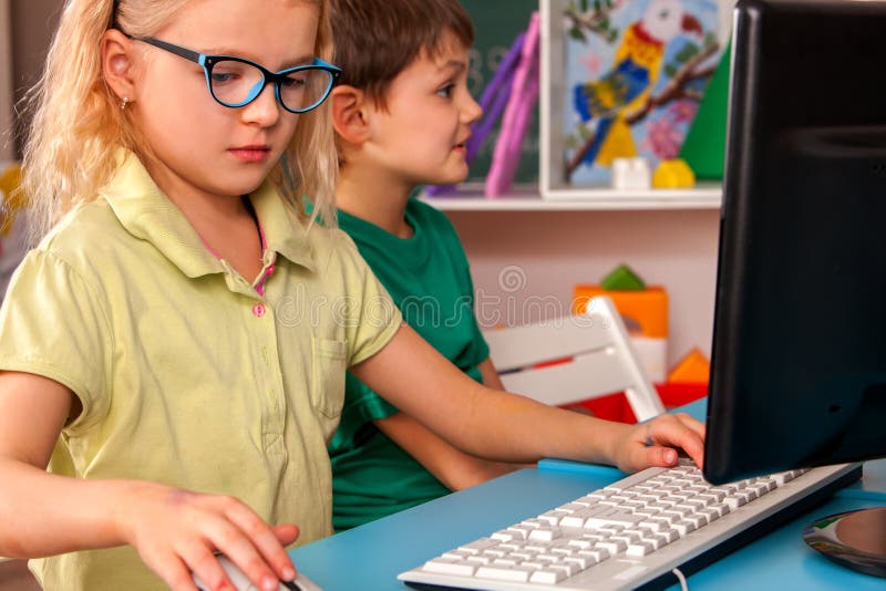 Il Computer Dei Bambini Ci Classifica Per Istruzione Ed Il Video Gioco Immagine Stock - Immagine ...