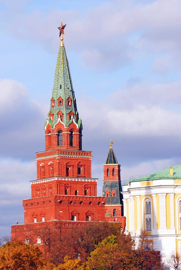 Il Cremlino Di Mosca Si Eleva Con Le Stelle Vermiglie Rosse Sulla Cima ...