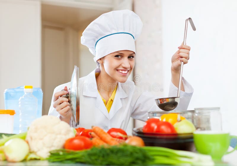 Il Cuoco Felice in Uniforme Di Bianco Prova La Minestra Immagine Stock ...