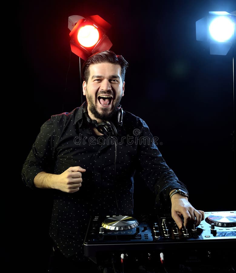 Il DJ che gioca musica fotografia stock. Immagine di disco - 38704570