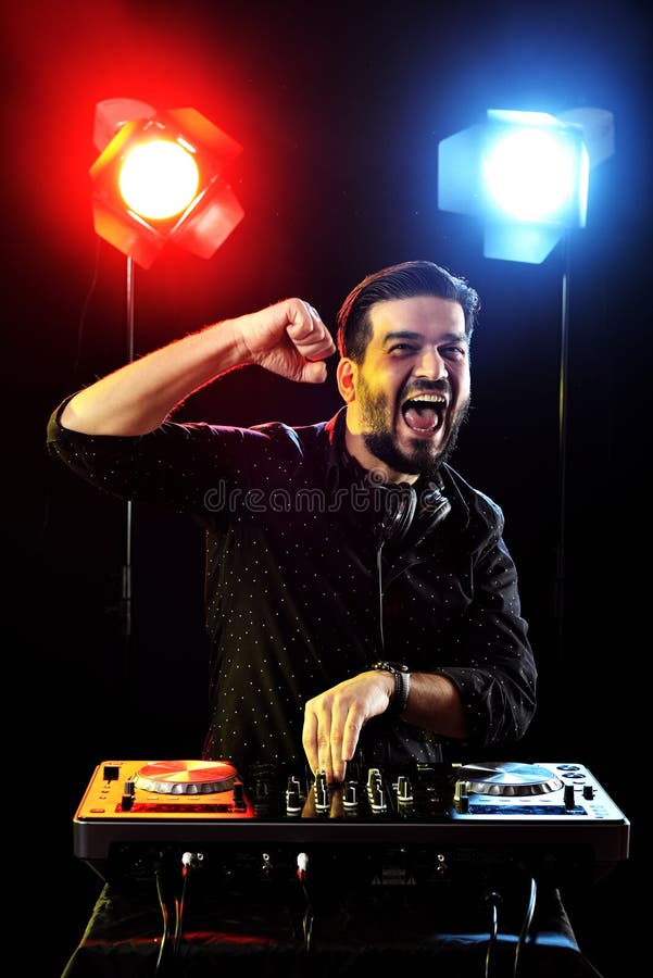 Il DJ che gioca musica fotografia stock. Immagine di duro - 38682950