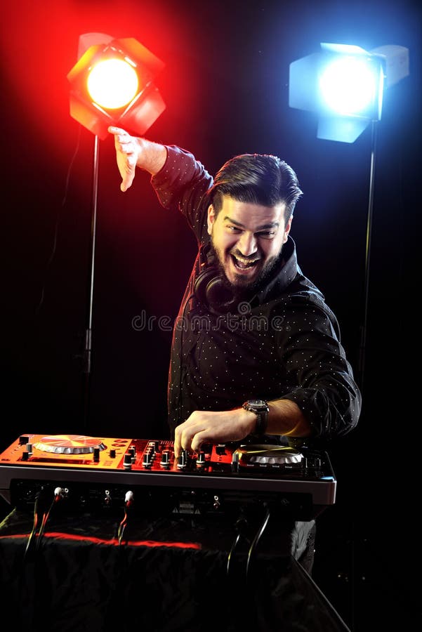 Il DJ che gioca musica fotografia stock. Immagine di lifestyles - 38720048