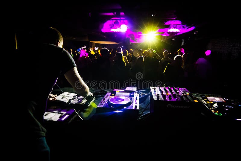DJ che suona in un club fotografia editoriale. Immagine di indietro ...