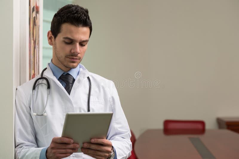 Il Dottore on a Break with Il Suo Computer Fotografia Stock - Immagine ...