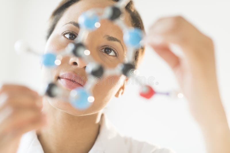 Il Dottore Examining Molecular Structure in Laboratorio Immagine Stock ...