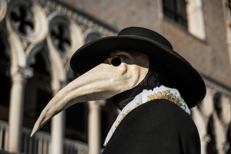 Il Dottore Venetian Mask Di Peste Di Carnevale Con Le Piume Colorate ...