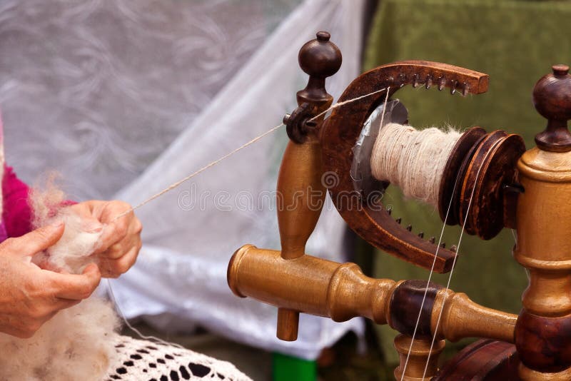 Il filatore passa il fuso immagine stock. Immagine di artigianale ...