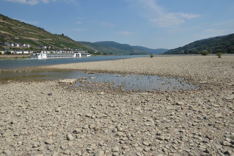 Il Fiume Il Reno Ha Inaridito Immagine Stock - Immagine di livelli ...