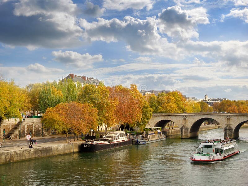 La Senna In Autunno Di Parigi, Francia Immagine Stock Editoriale ...