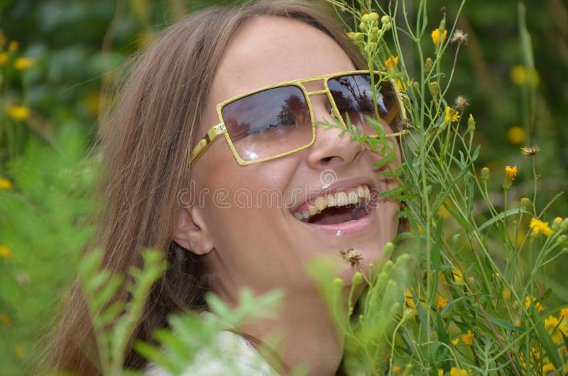 Il Fronte Di Una Ragazza Che Ride Immagine Stock - Immagine di gioia ...