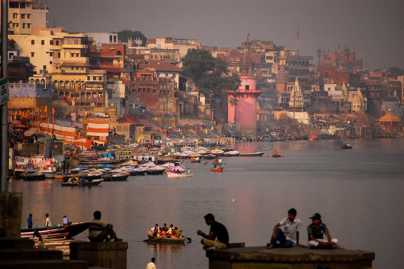 Il Gange Nella Città Di Varanasi Immagine Editoriale - Immagine di ...