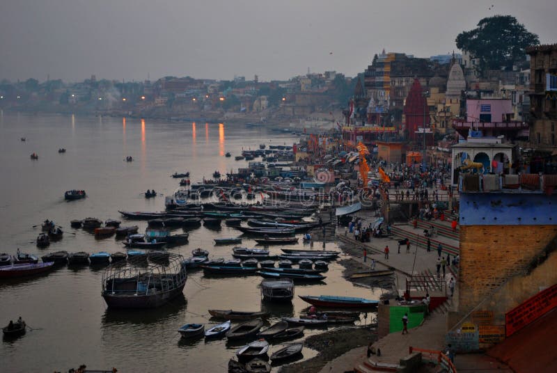 Il Gange Puja Ceremony, Varanasi India Immagine Editoriale - Immagine ...