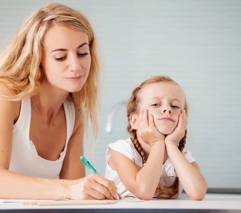 Un Genitore Aiuta Il Proprio Figlio Fotografia Stock - Immagine di ...