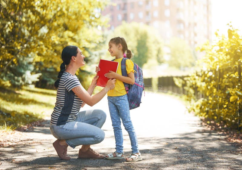 Il Genitore E Gli Allievi Vanno a Scuola Fotografia Stock - Immagine di ...