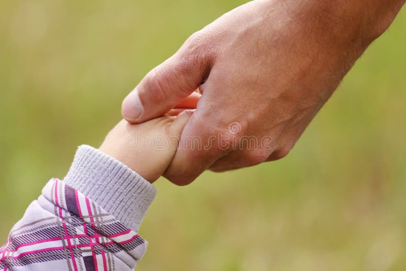 Il Genitore Tiene La Mano Di Un Bambino Piccolo Fotografia Stock ...