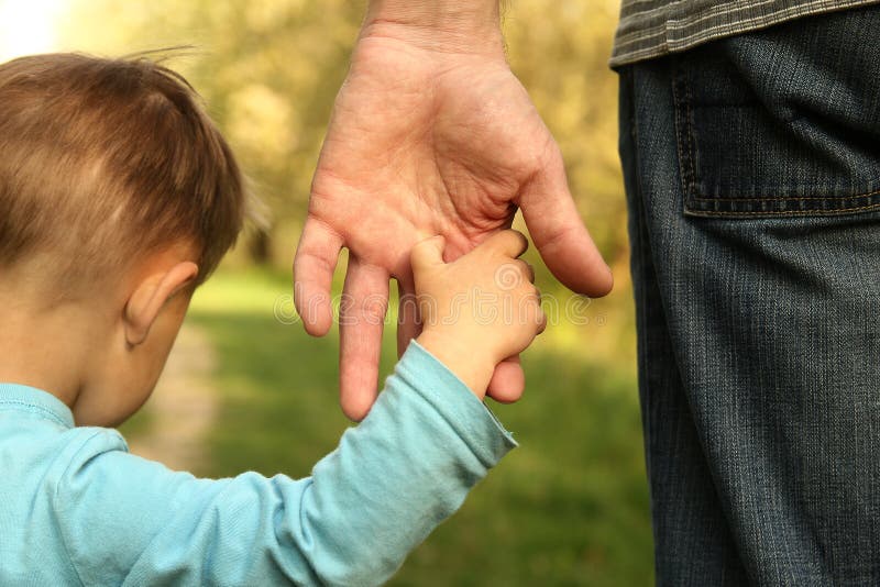 Il Genitore Tiene La Mano Di Piccolo Bambino Immagine Stock - Immagine ...