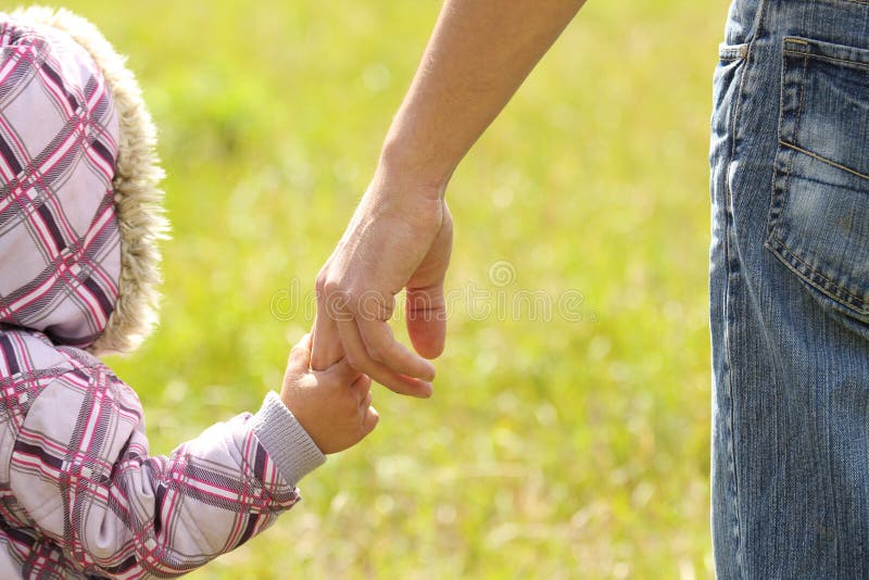 Il Genitore Tiene La Mano Di Piccolo Bambino Immagine Stock - Immagine ...