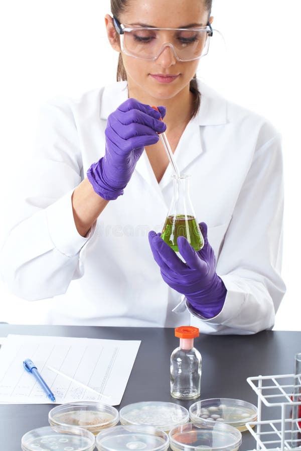 Il Giovane Assistente Di Laboratorio Fa Alcune Prove, Isolate Immagine ...