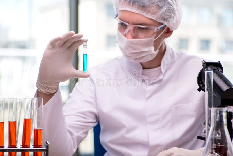 Il Giovane Chimico Che Lavora in Laboratorio Immagine Stock - Immagine ...