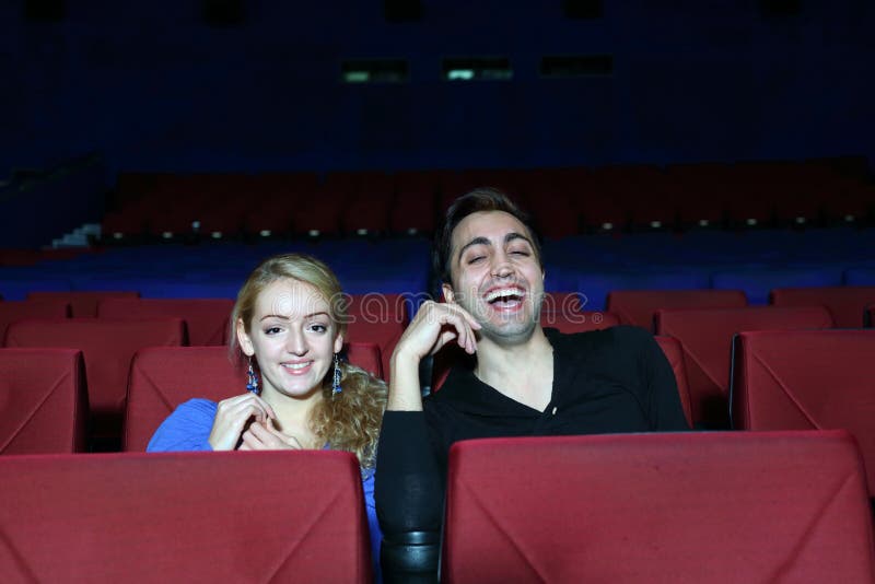 Il Giovane E La Donna Guardano Il Film E La Risata Nel Cinema ...