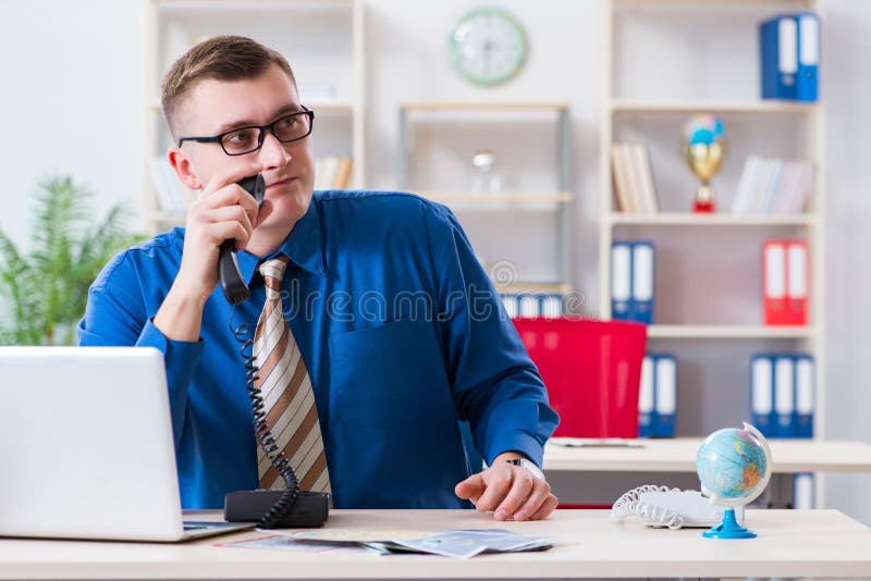 Il Giovane Impiegato Che Prepara Per Il Viaggio Di Vacanza Immagine ...