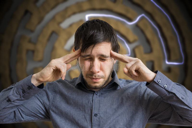 Il Giovane Uomo Intelligente è Pensante E Risolvente Il Compito ...