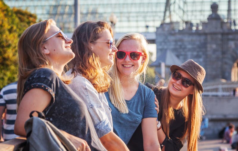 Due Adolescenti Femminili Delle Ragazze Alla Moda Giovani 18 Anni Sul ... Due Adolescenti Femminili Delle Ragazze Alla Moda Giovani 18 Anni Sul ...