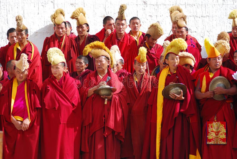 Il Gruppo Di Monaci Tibetani Realizza Un Rituale Funereo Fotografia ...