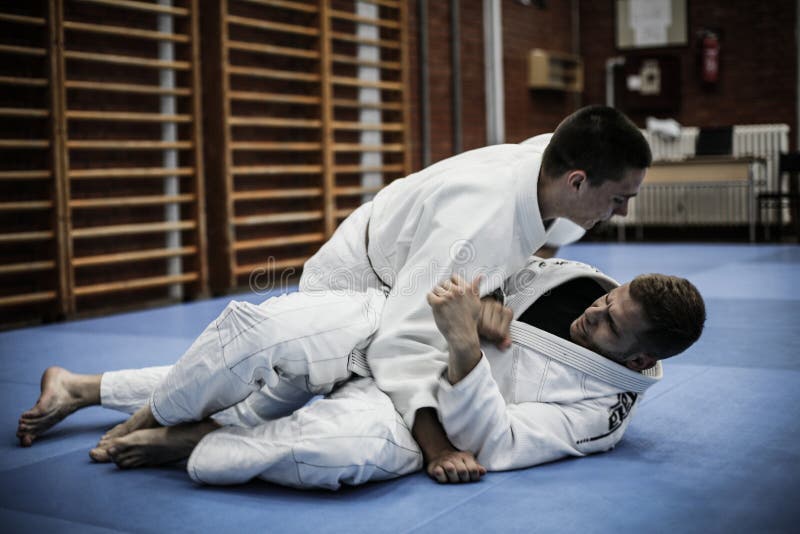 Giovane Judo Di Pratica Maschio In Kimono Con Il Guanto Di Lotta ...