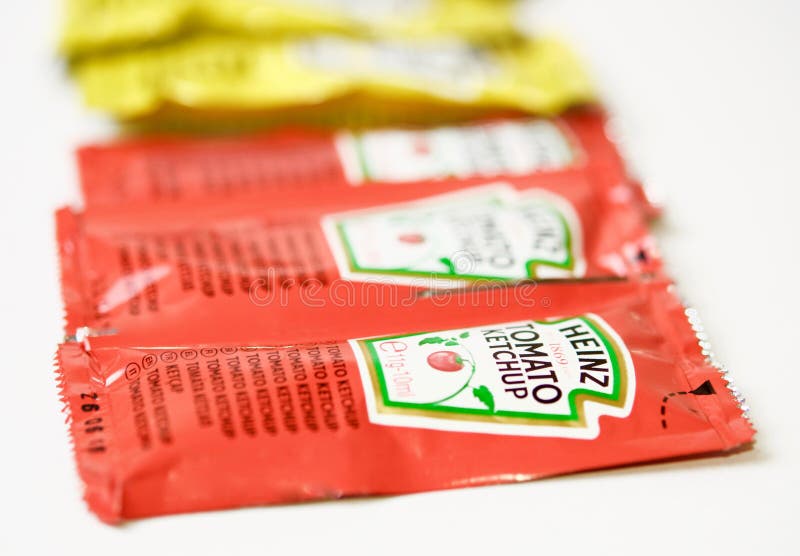 Il Ketchup E La Senape Da Heinz Marcano a Caldo in Bustine Immagine ...