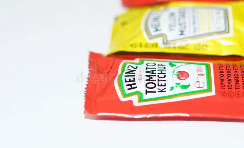 Il Ketchup E La Senape Da Heinz Marcano a Caldo in Bustine Immagine ...