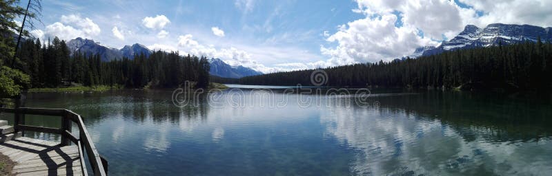Il Lago Two Jack, Alberta, Canada Immagine Stock - Immagine di montagne ...