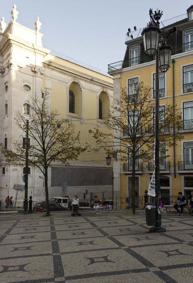 Il Largo Fa Il Quadrato Di Chiado Con La Statua Di Antonio Ribeiro E ...