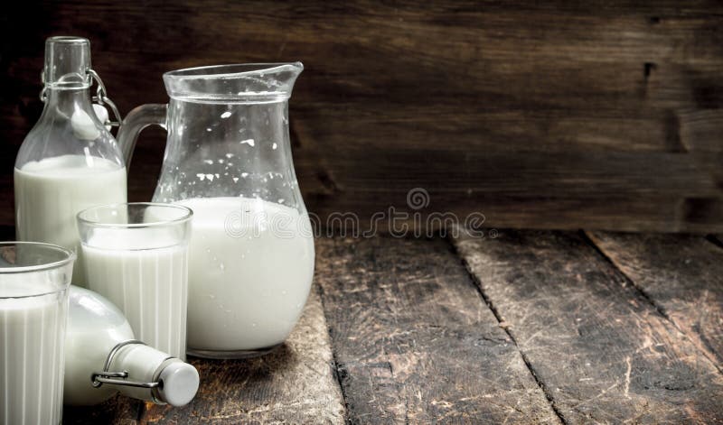 Il Latte Della Mucca Fresco Immagine Stock - Immagine di latte, sfondo ...