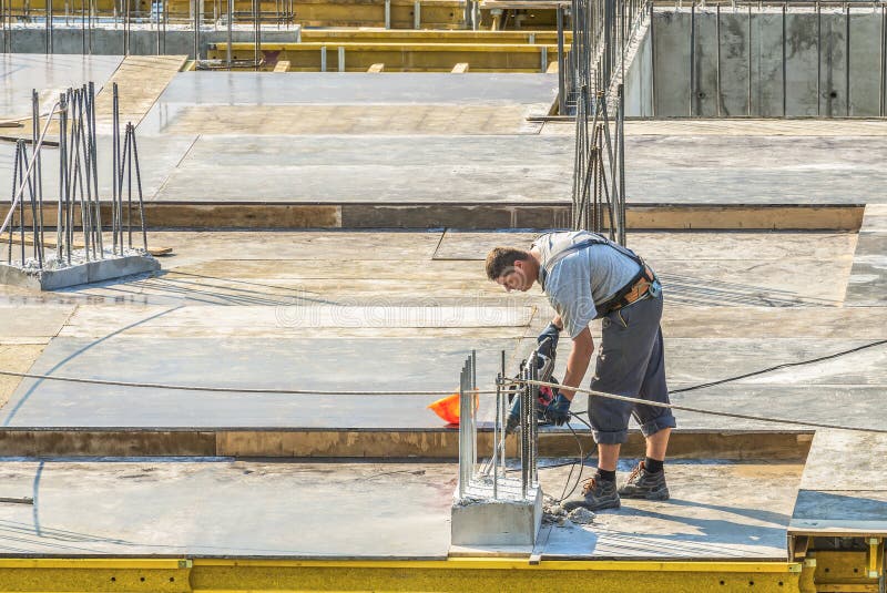 L'operaio Trasporta Il Mattone Sul Cantiere Immagine Stock - Immagine ...