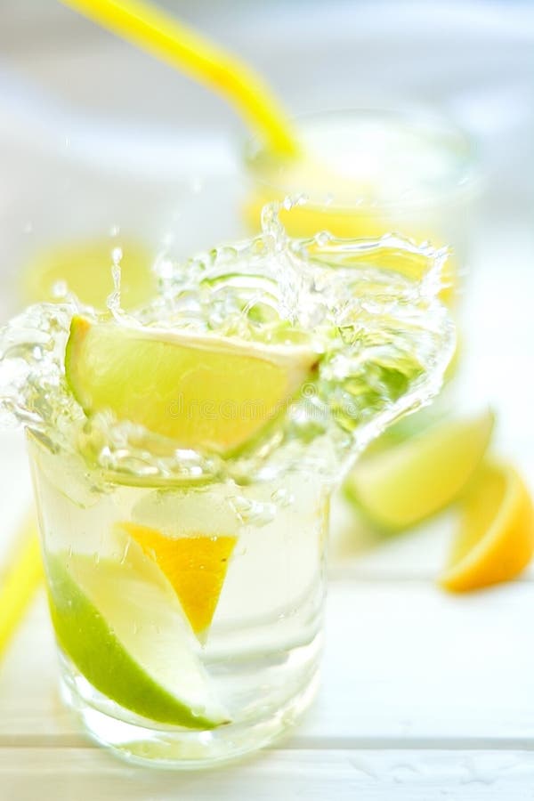 Il Limone E La Limetta Del Cocktail in Un Vetro Con Acqua Spruzza ...
