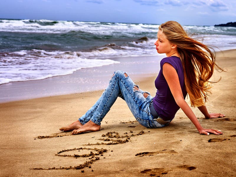Il Mare Della Ragazza Dell'estate Considera L'acqua Fotografia Stock ...