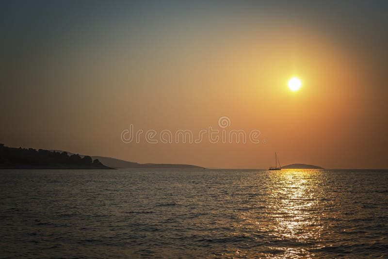 Il Mare in Tutta La Sua Bellezza Tranquilla Con Il Tramonto Fotografia ...