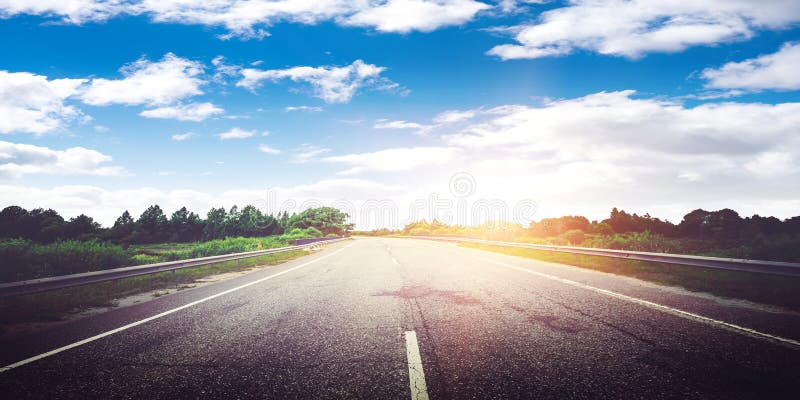 Il Modo Di Strada Trasmette La Direzione Fotografia Stock - Immagine di ...