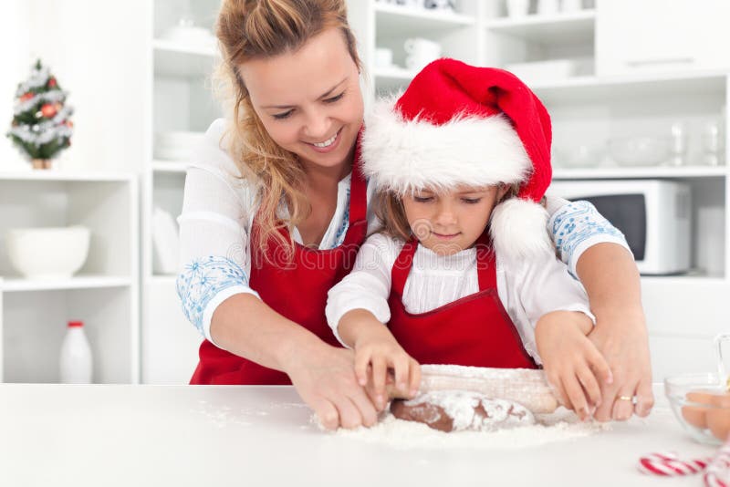 Il Modo Produciamo I Biscotti Di Natale Con La Mamma Fotografia Stock ... Il Modo Produciamo I Biscotti Di Natale Con La Mamma Fotografia Stock ...