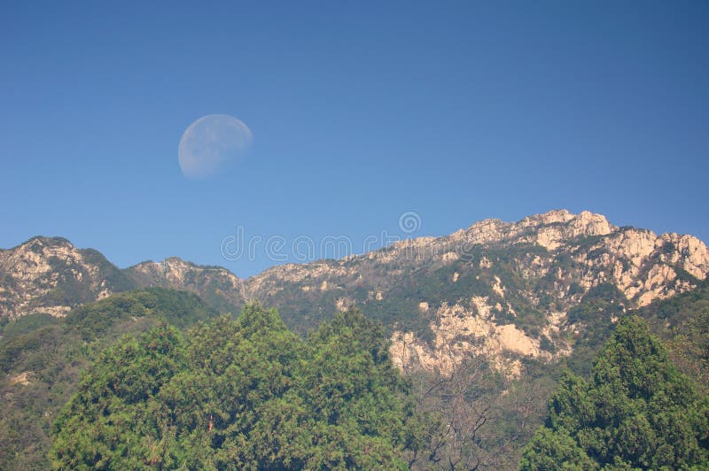 Il Monte Tai E Luna in Cina Fotografia Stock - Immagine di supporto ...