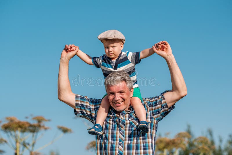 Il Nonno Porta Il Ragazzo Del Bambino Del Nipote Sulle Sue Spalle ... Il Nonno Porta Il Ragazzo Del Bambino Del Nipote Sulle Sue Spalle ...