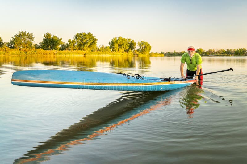 Il Paddler Senior Con Sta Sul Paddleboard Immagine Stock - Immagine di ...
