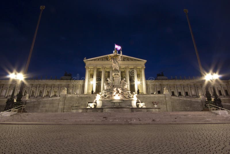 Il Parlamento Austriaco a Vienna - Vista Frontale Di Notte Immagine ...