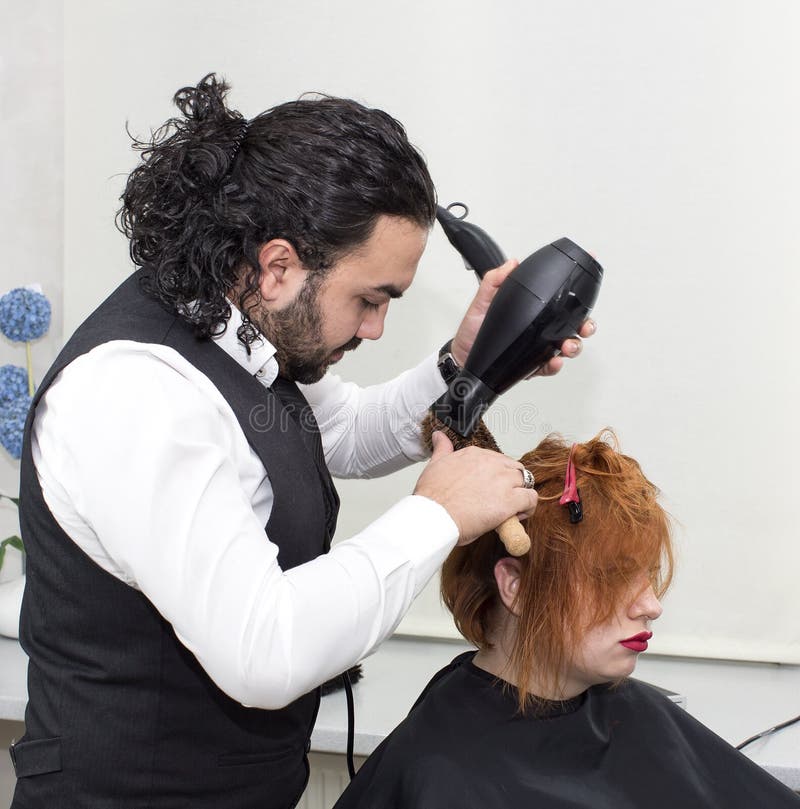 Il Parrucchiere Fa L'acconciatura Immagine Stock - Immagine di barretta ...