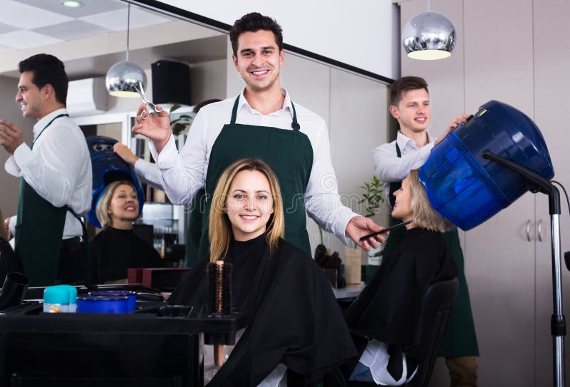 Il Parrucchiere Taglia I Capelli Al Salone Immagine Stock - Immagine di ...