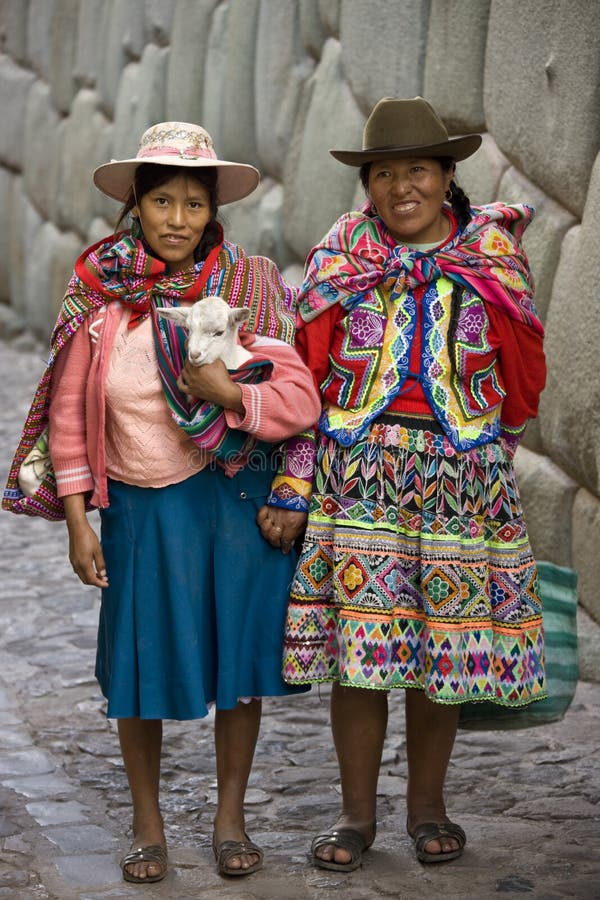 Perù - Cusco - Hatumrumiyoc - Donne Del Posto Fotografia Editoriale ...