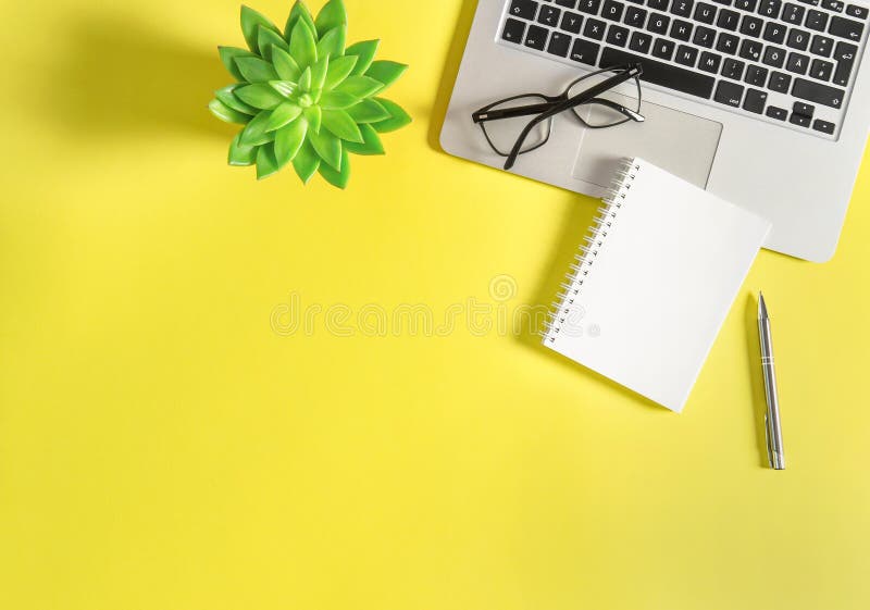 Il Piano Del Posto Di Lavoro Dell'ufficio Pone Il Giallo Del Succulente ... Il Piano Del Posto Di Lavoro Dell'ufficio Pone Il Giallo Del Succulente ...