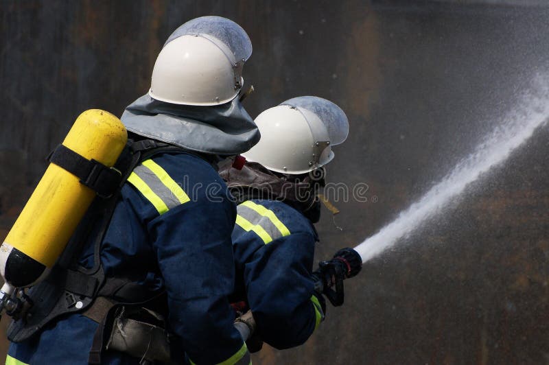 Il Pompiere Estingue Il Fuoco Immagine Stock - Immagine di esterno ...